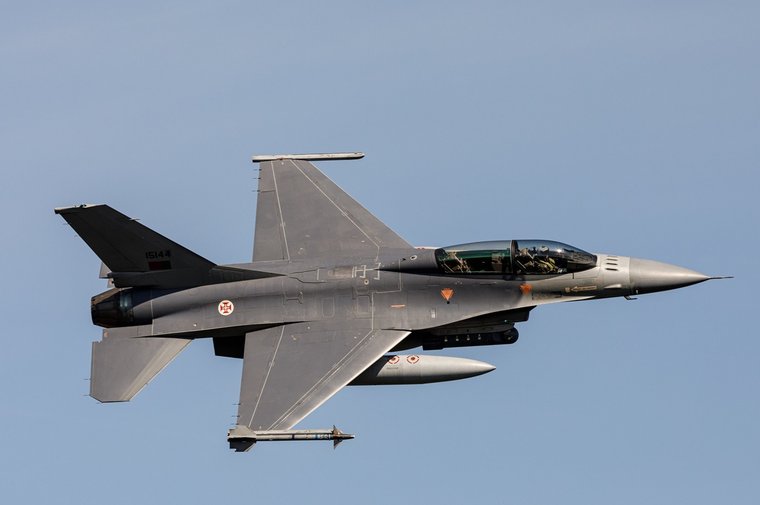 f 16 typhoon